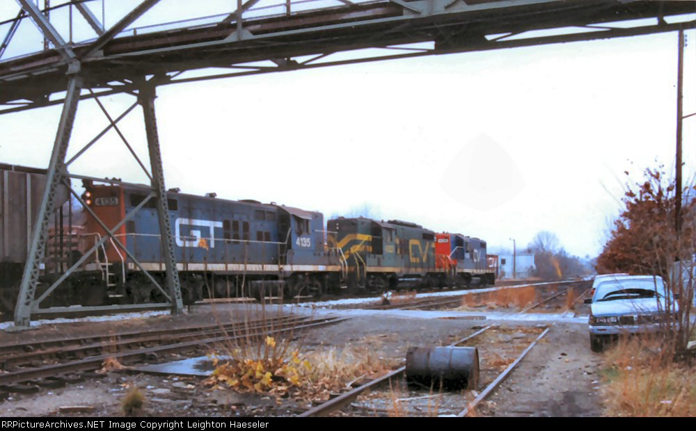 GTW 4135 under the pedestrian bridge